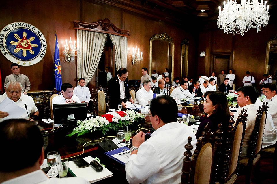 Duterte, Robredo meet for first time after Leni quit Cabinet | GMA News ...