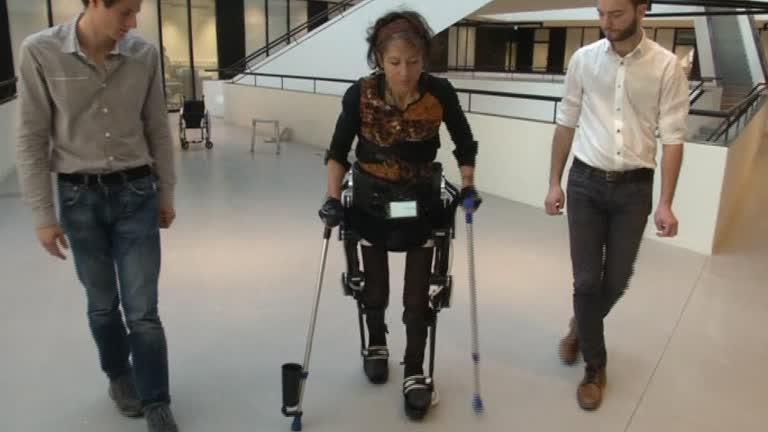 Modular exosuit helps paraplegic ex-trapeze artist walk again │ GMA ...