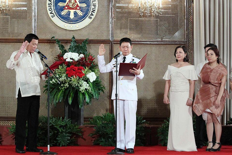 Duterte formally swears in AFP chief Lt. Gen. Eduardo Año | Photos ...