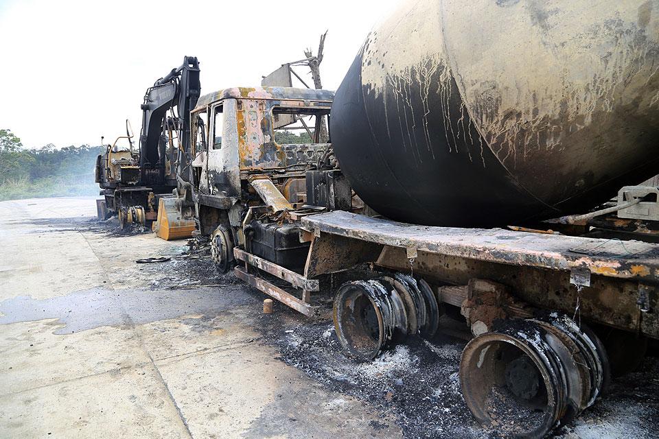 NPA burns heavy equipment in Bukidnon | Photos | GMA News Online