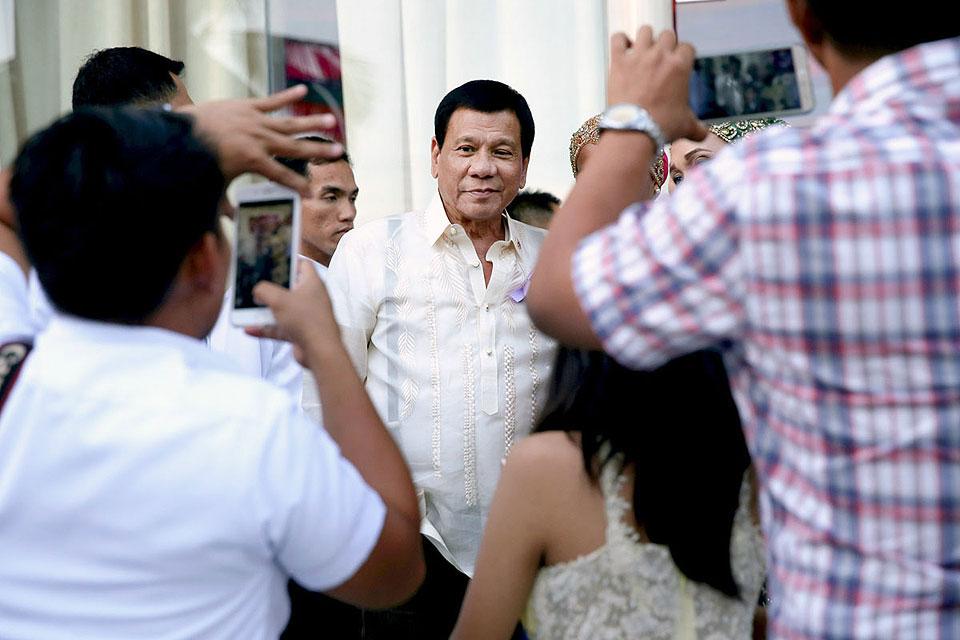 Duterte plays wedding ninong to two cops | Photos | GMA News Online