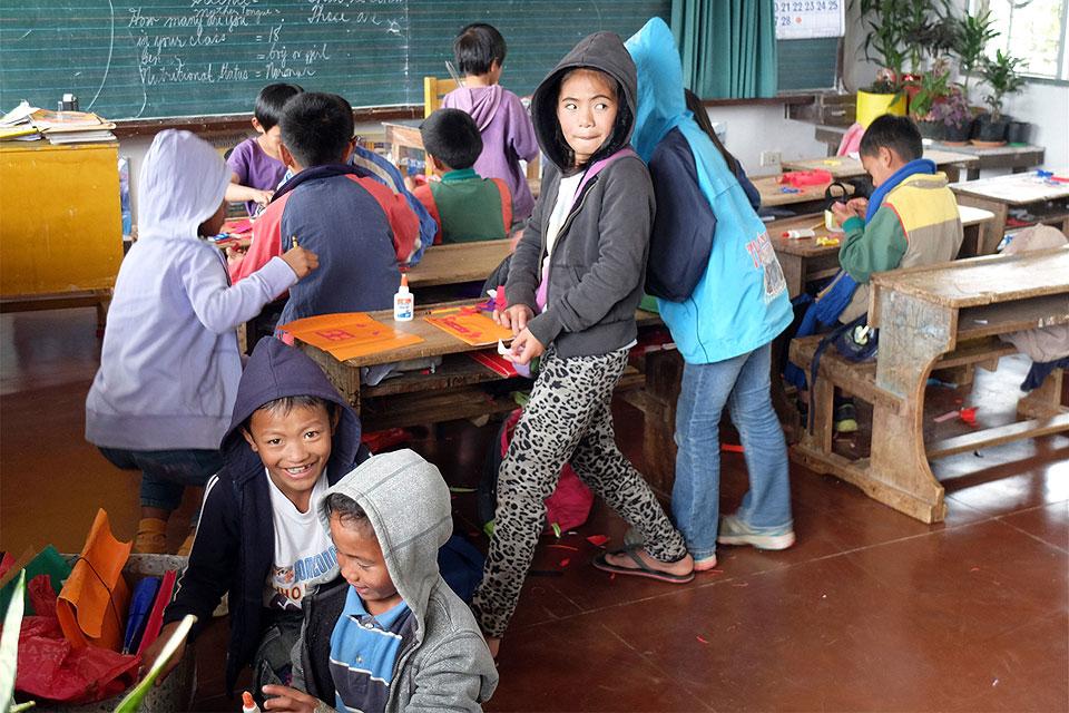 Cold weather chills schoolkids in Benguet | Photos | GMA News Online