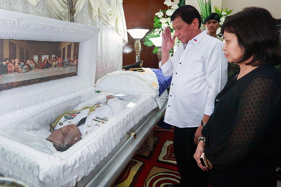 Duterte visits wake of officer who died of stroke in Hawaii | Photos ...