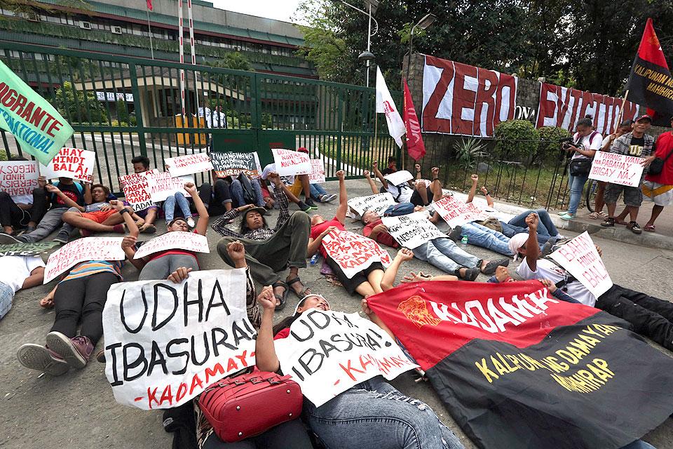 Kadamay protests at NHA: Allow us to occupy idle gov't housing units ...