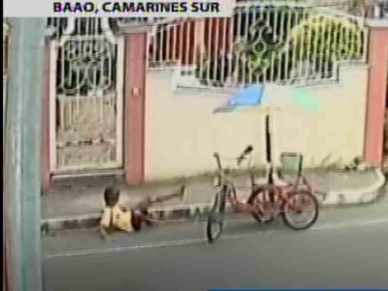 Alin ang lasing, ang pedicab o si manong driver? | GMA News Online
