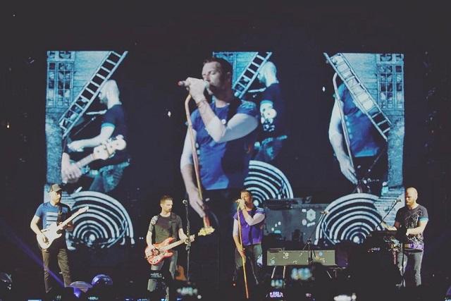 Coldplay’s Chris Martin and Phil Harvey arrive in Manila | GMA News Online