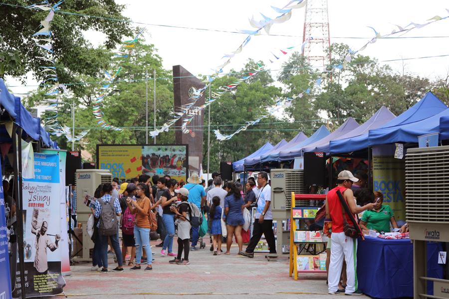 Reading as a social activity at the Book Fiesta | GMA News Online