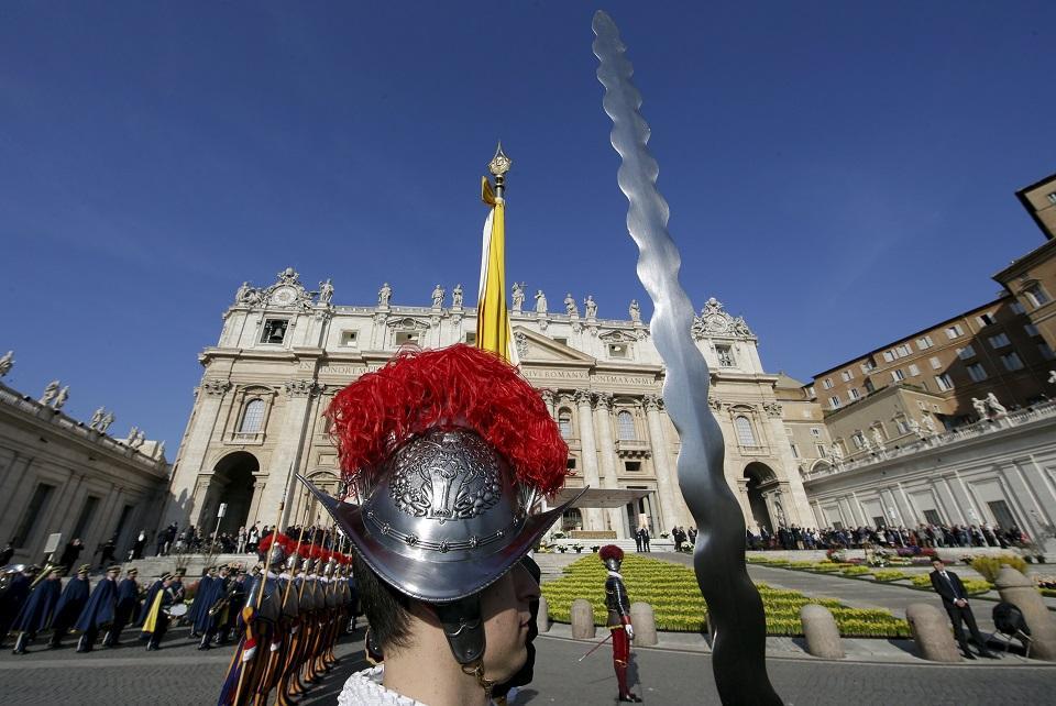Austrian blacksmiths produce armor for Vatican’s Swiss Guards | GMA ...