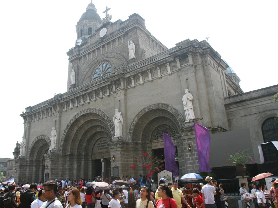 Catholic churches bathed in red light Wednesday | GMA News Online