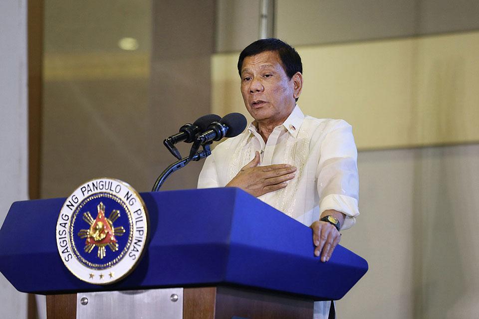 Duterte tells soldiers: Better kill yourself than fall into enemies ...