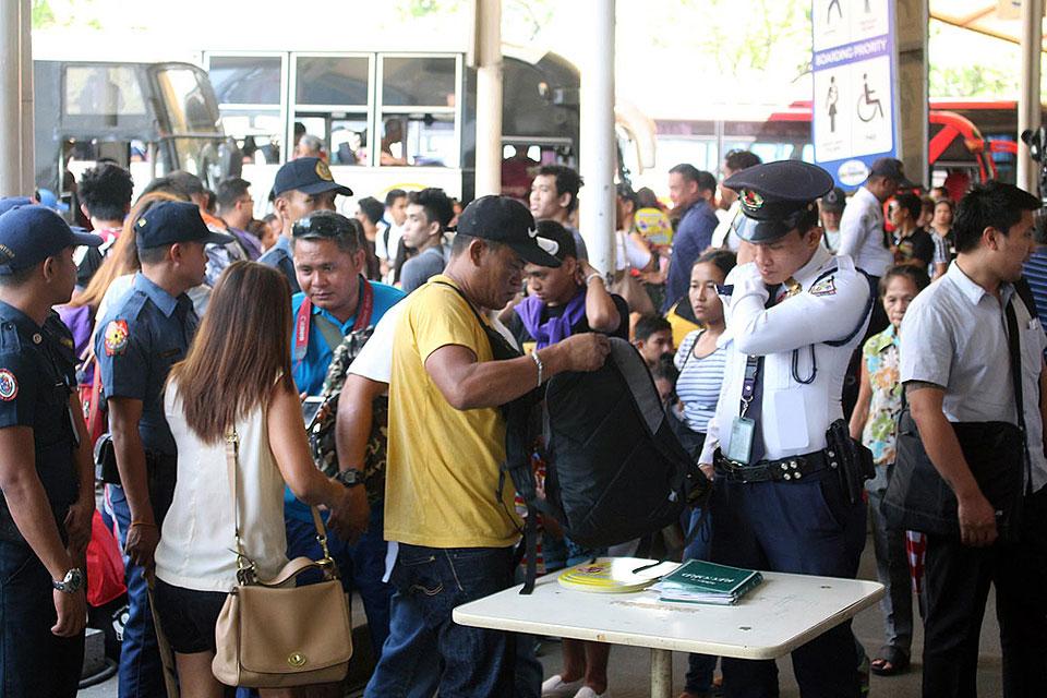 Cops secure bus terminals for Holy Week exodus | Photos | GMA News Online