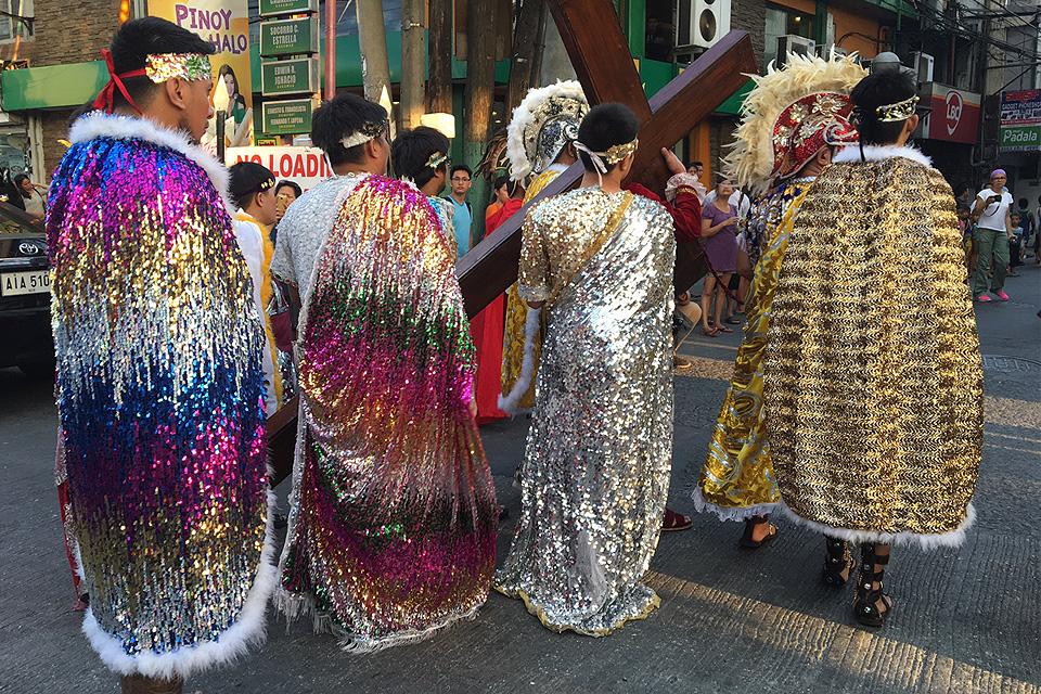 Pasay residents witness Good Friday senakulo | Photos | GMA News Online