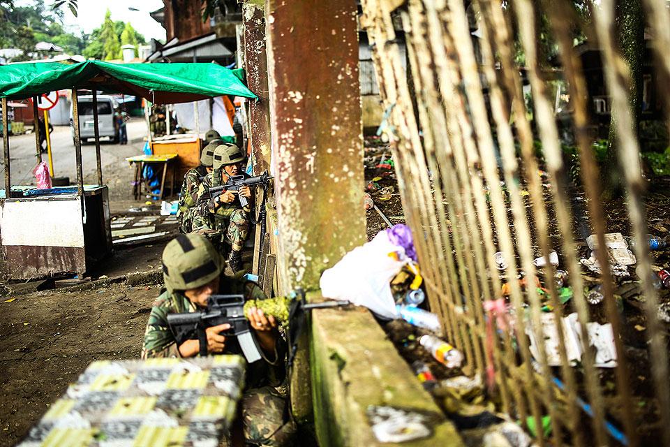Fears for 2,000 people trapped in Marawi City battle | GMA News Online