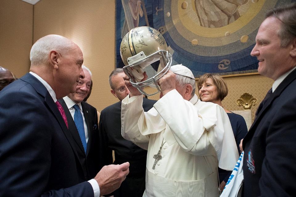 US football Hall of Famers meet Pope Francis, give him number 1 jersey ...