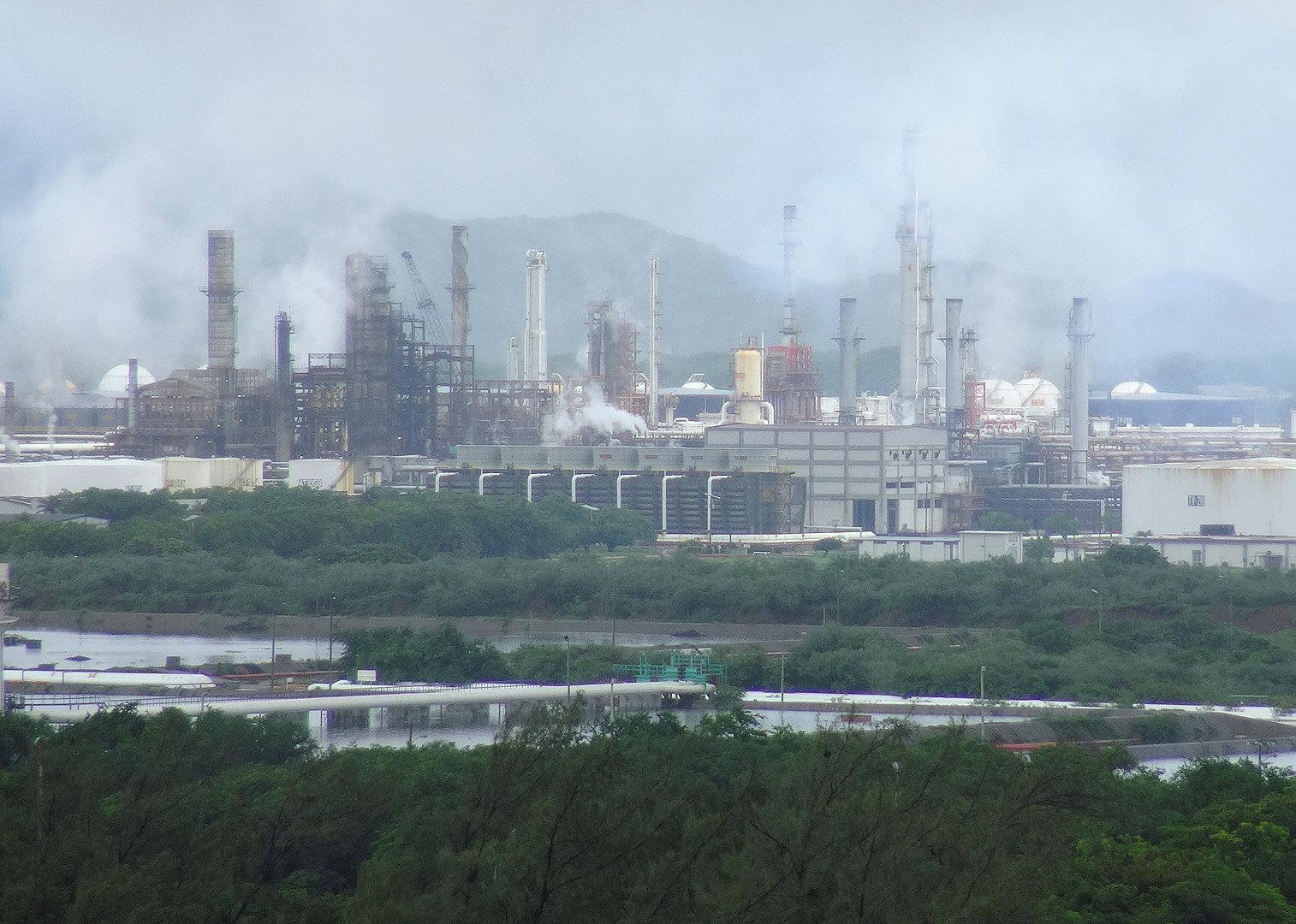 Fire breaks out at Mexico's top refinery, 9 people hurt | GMA News Online