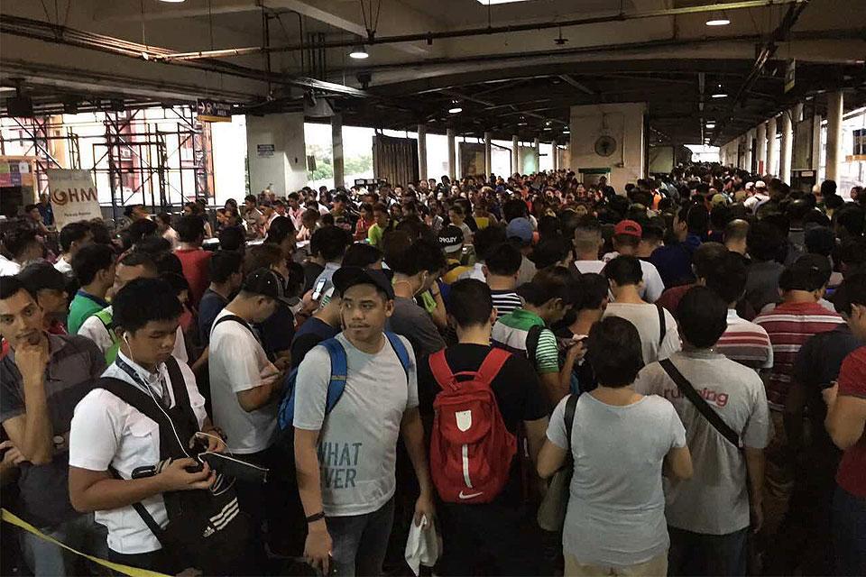 Huge crowd at MRT Taft Avenue Station during rush hour | Photos | GMA ...