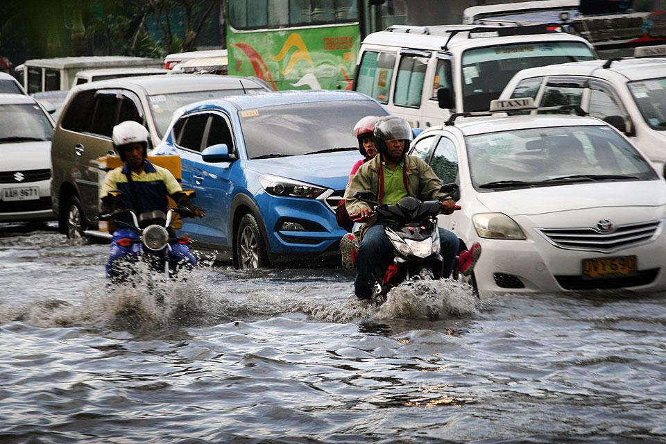 Thunderstorm brings flood to Manila | Photos | GMA News Online