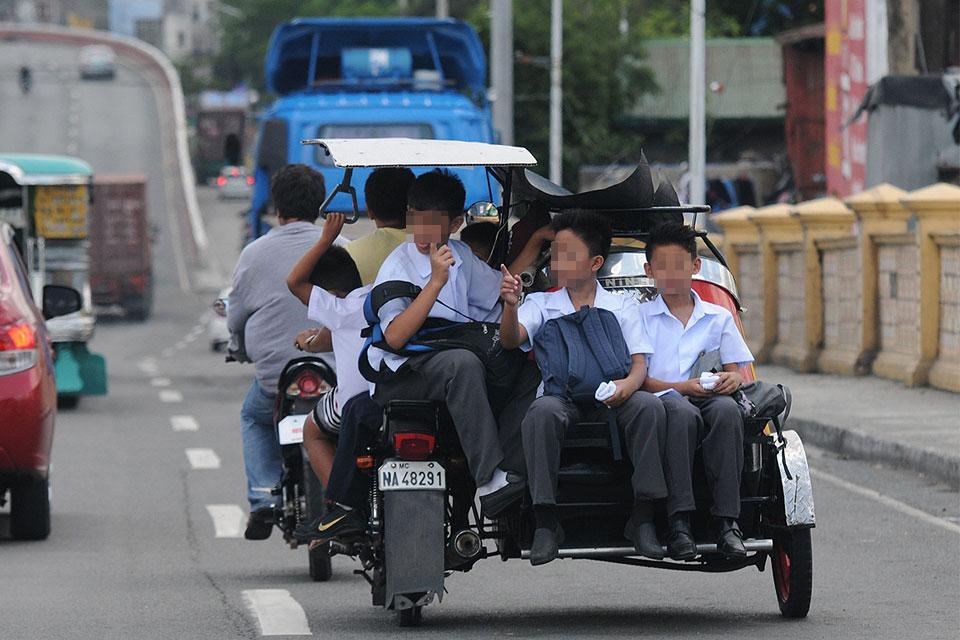 Tricycle drivers in Tondo defy ban on overloading | Photos | GMA News ...