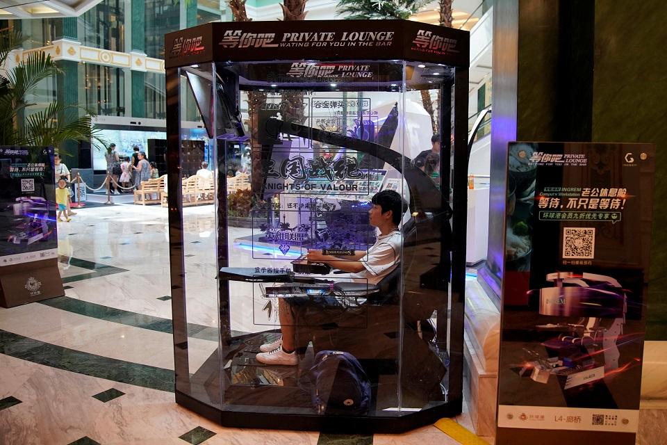 China mall offers ‘man pod’ havens for husbands wary of shopping | GMA ...