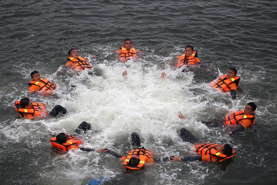 PCG conducts underwater, tsunami rescue drill | Photos | GMA News Online