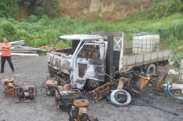 Suspected NPA members torch DPWH's 5 construction vehicles in Quezon ...