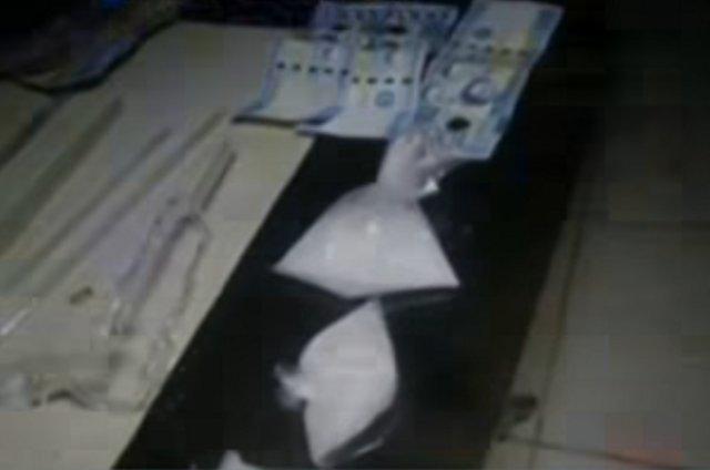 Tatlo, kabilang ang isang 16-anyos na babae, huli sa buy-bust operation ... Tatlo, kabilang ang isang 16-anyos na babae, huli sa buy-bust operation ...