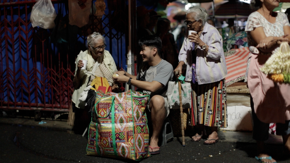 Nurse na namimigay ng libreng pandesal, tampok sa 'Front Row' | GMA ...