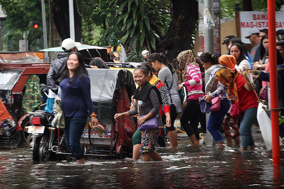 Overnight thunderstorm floods Manila again | Photos | GMA News Online