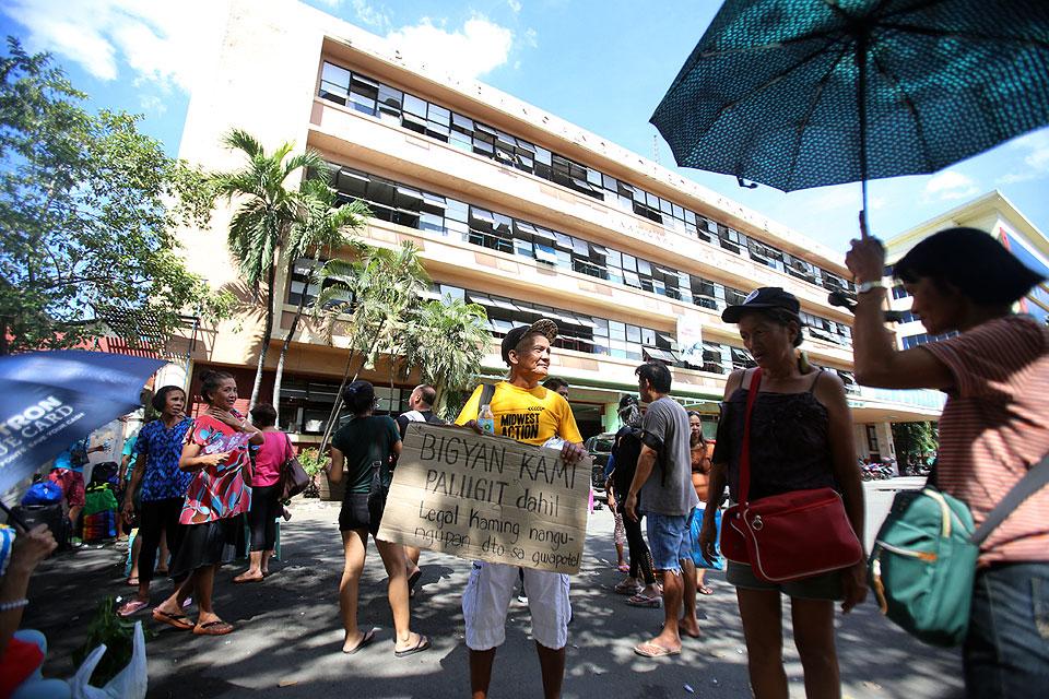 Tenants react to MMDA's sudden order to vacate Gwapotel | GMA News Online