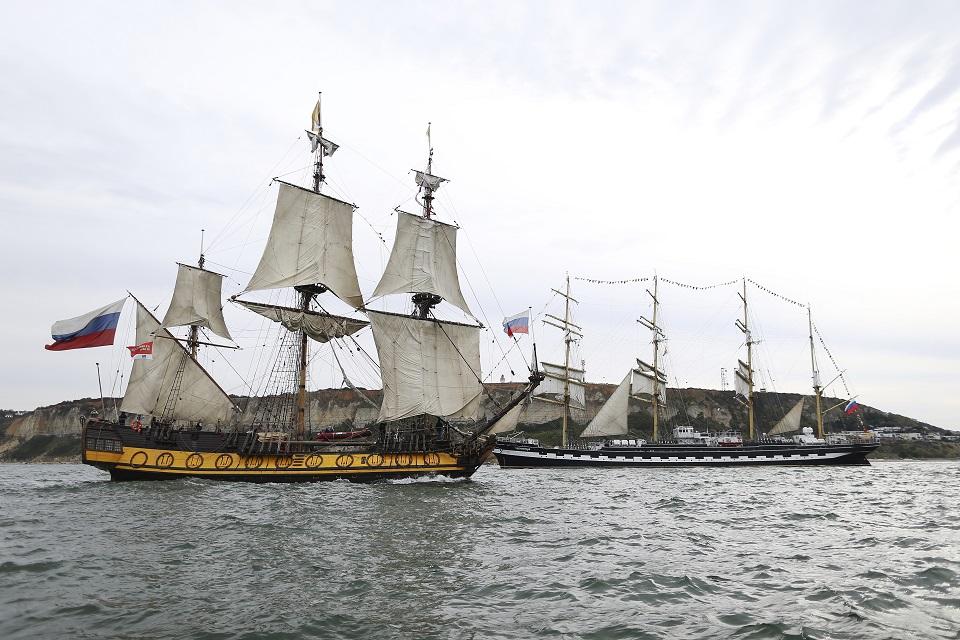 Thousands flock to French port for tall ships parade | GMA News Online