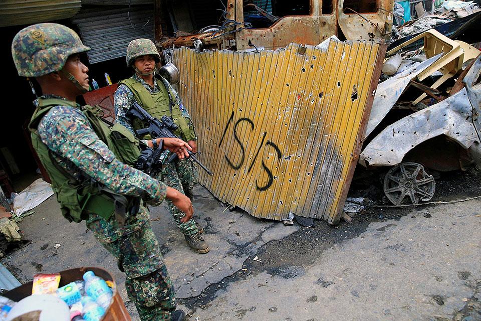 Marines clearing Marawi buildings kill 5 Maute group members | GMA News ...