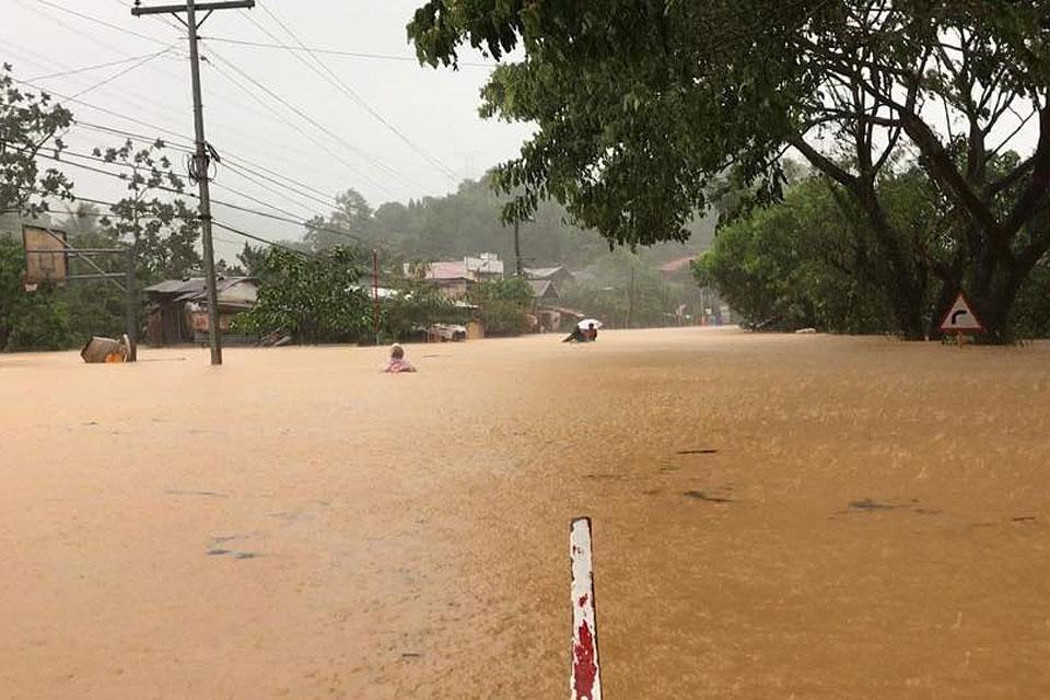 3 houses swept away by flood in Cavite | GMA News Online