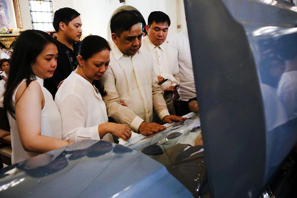 Hazing victim Atio Castillo laid to rest | GMA News Online