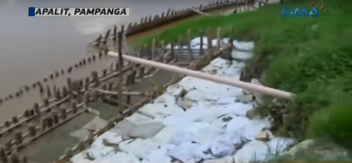 Riverside residents fear rains might erode soil along Apalit, Pampanga ...