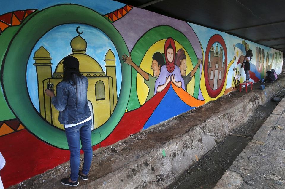 Students paint peace mural along the road to Marawi | GMA News Online