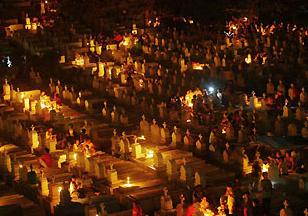Filipinos start visiting cemeteries for Undas | GMA News Online