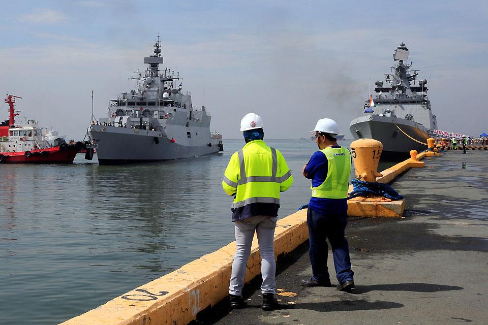 2 Indian Navy ships arrive for 4-day visit | Photos | GMA News Online