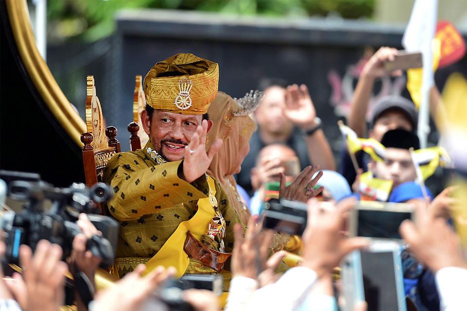 Brunei monarch marks golden jubilee in style | GMA News Online