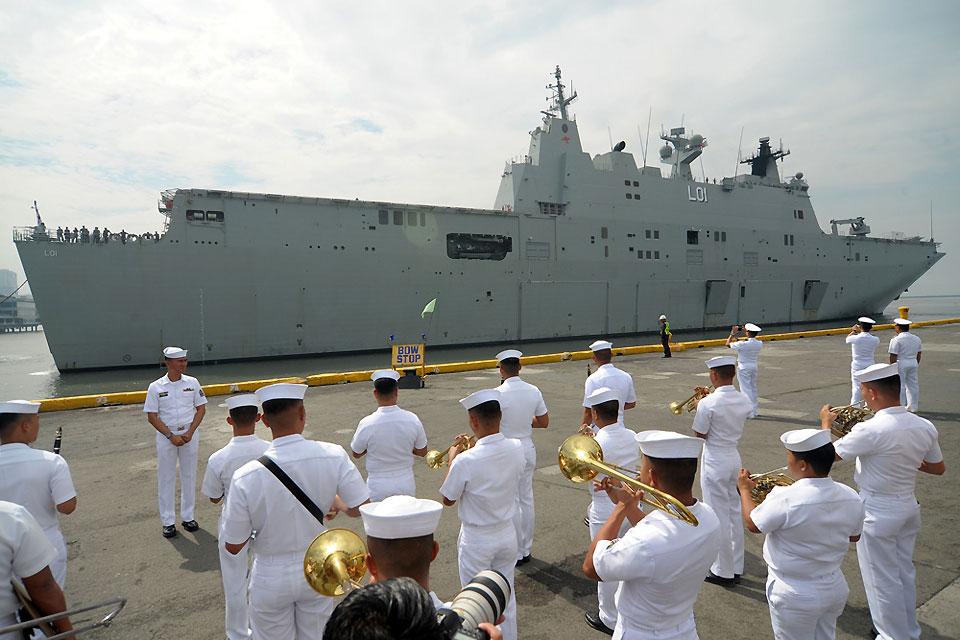 HMAS Adelaide's Aussie crew develops a taste for Pinoy adobo | GMA News ...