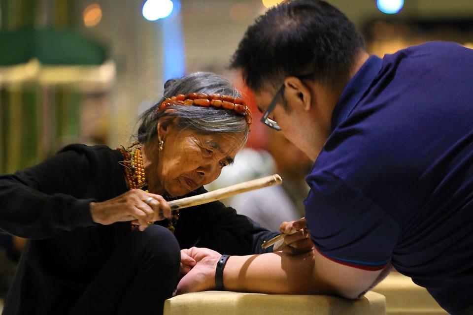 Netizens say Manila FAME trade show exploited tattoo artist Apo Whang ...