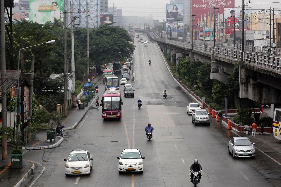 Light traffic on EDSA during Undas holidays | Photos | GMA News Online