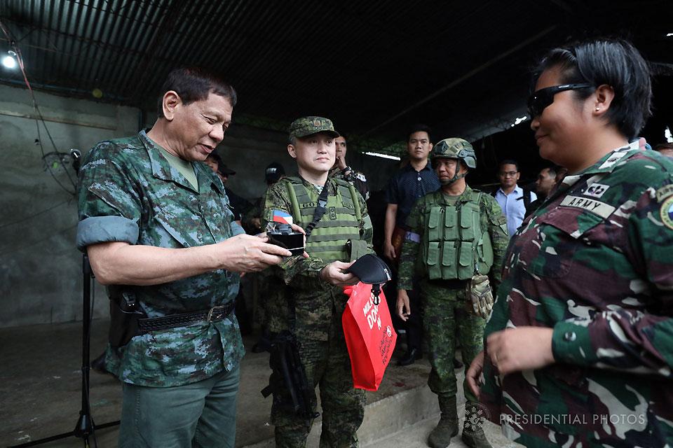 Duterte gives troops in Marawi sunglasses, watches | Photos | GMA News ...