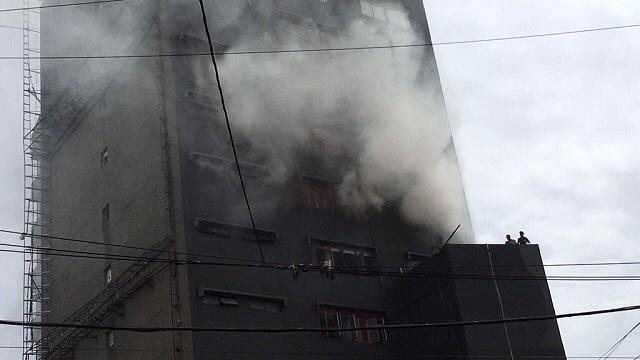 Fire hits commercial building at boundary of Manila and Makati | GMA ...