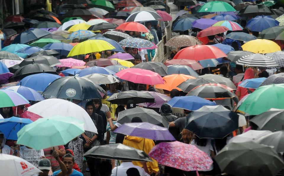 Crowd numbers dip at cemeteries, but hundreds of thousands still brave ...