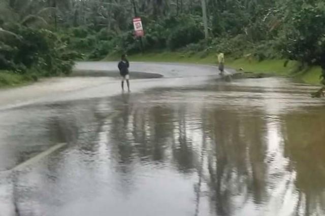 Nonstop rains bring floods, landslide to Quezon, Camarines Sur | GMA ...