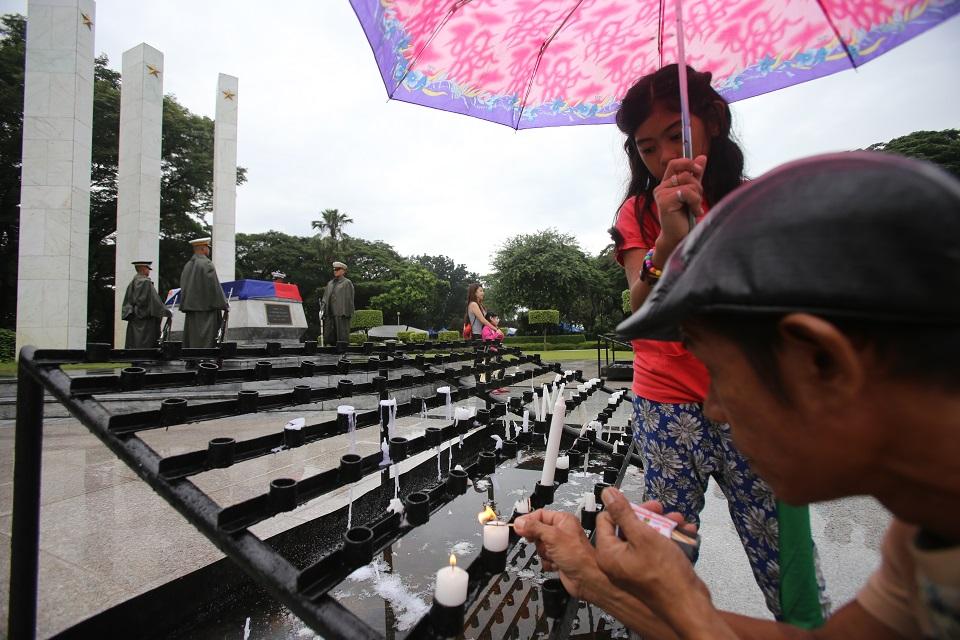 Pinoys commemorate Undas in church and in cemeteries | GMA News Online