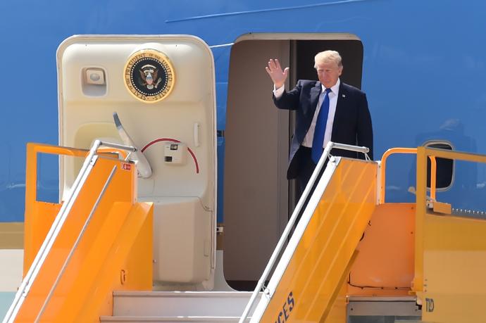 US President Donald Trump arrives in Vietnam for APEC | GMA News Online