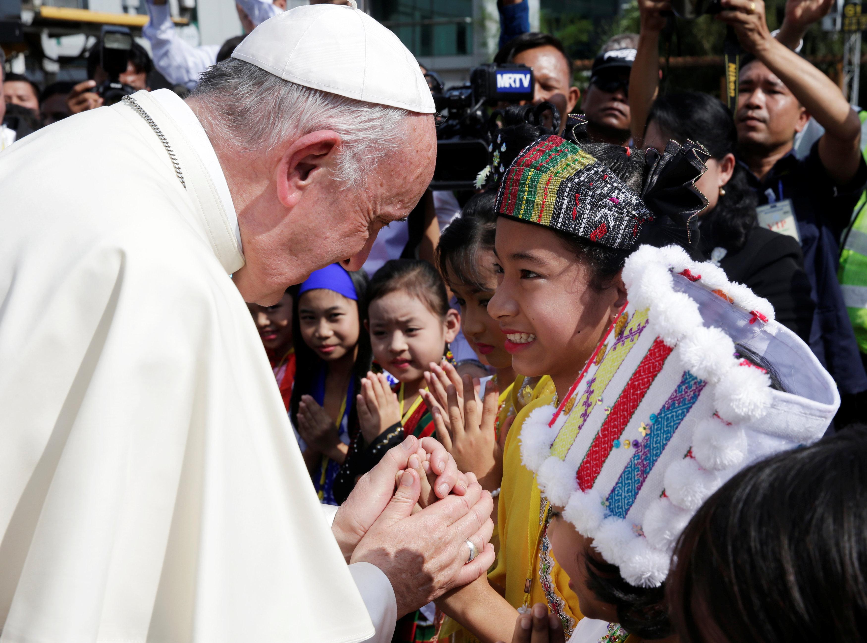 Pope Francis wraps up Asia tour after meeting Rohingya | GMA News Online
