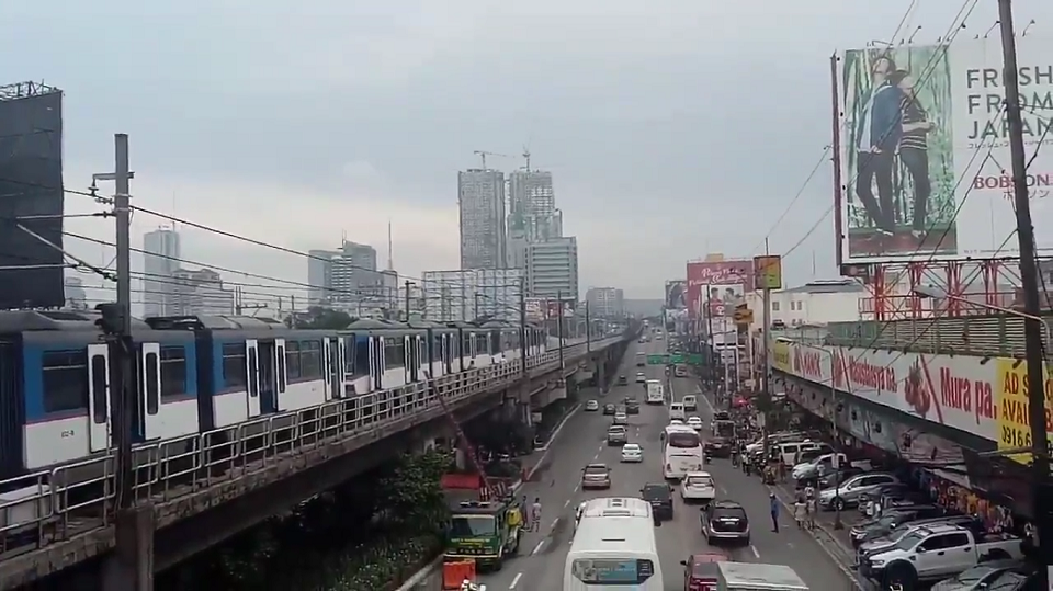 MRT-3 passengers injured, emotional after fire in train car | GMA News ...