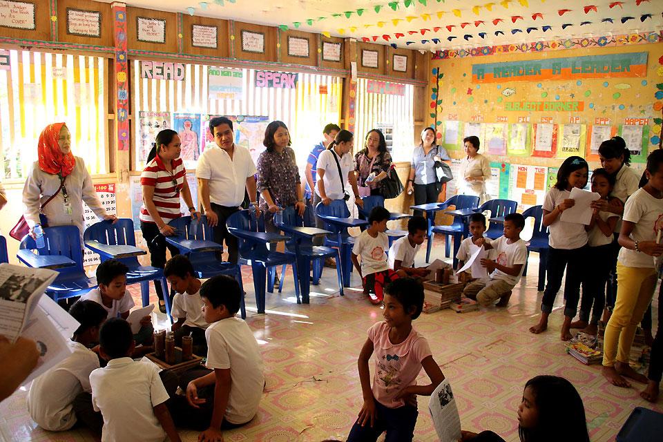 DepEd officials visit ARMM learning centers | Photos | GMA News Online